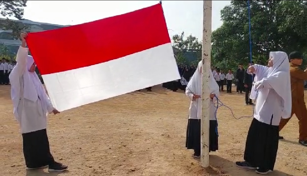 Kibarkan Bendera, Santri Tanamkan Nilai Pancasila - radartvnews ...